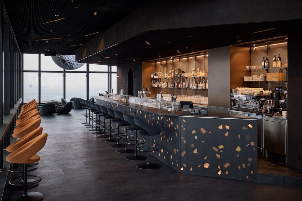 Eten op 190 meter hoogte: dit is Celest in Rotterdam